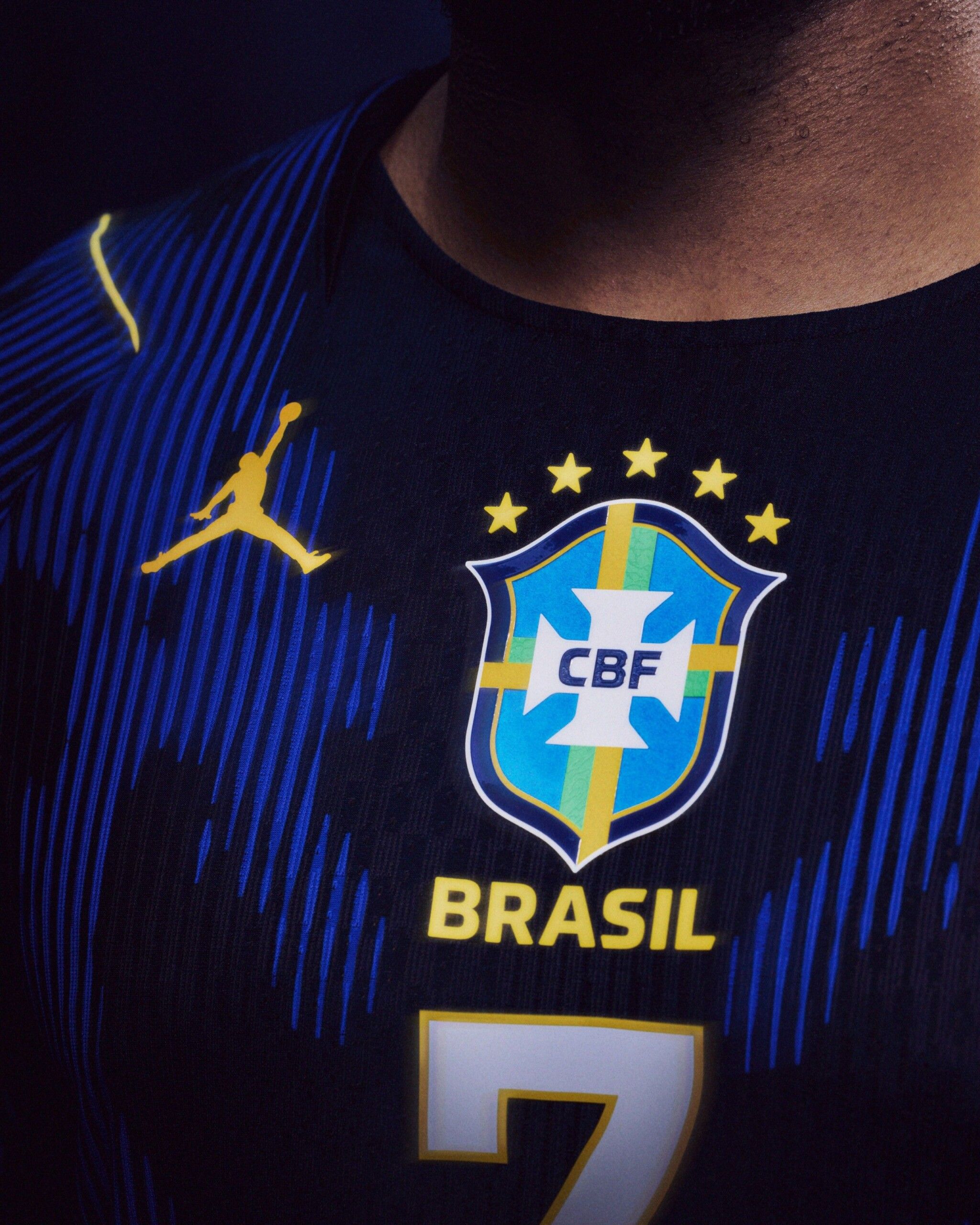 CBF apresenta nova camisa azul da seleção brasileira que será usada na ...