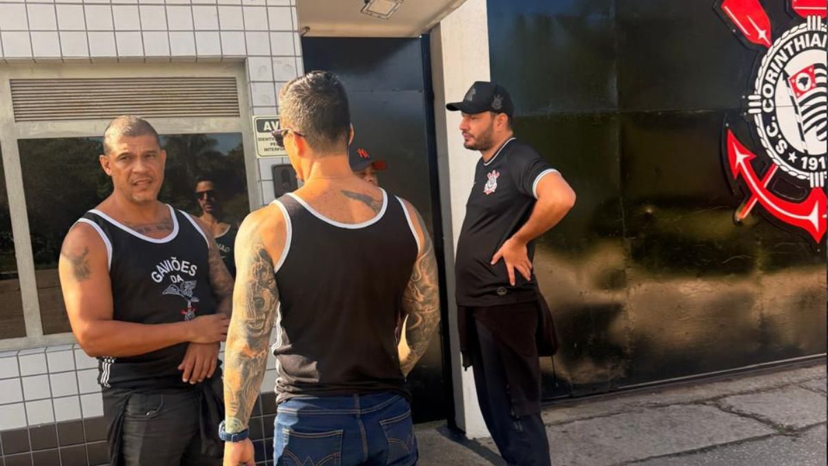 Bastidores: torcedores do Corinthians acordam jogadores e poupam o ...