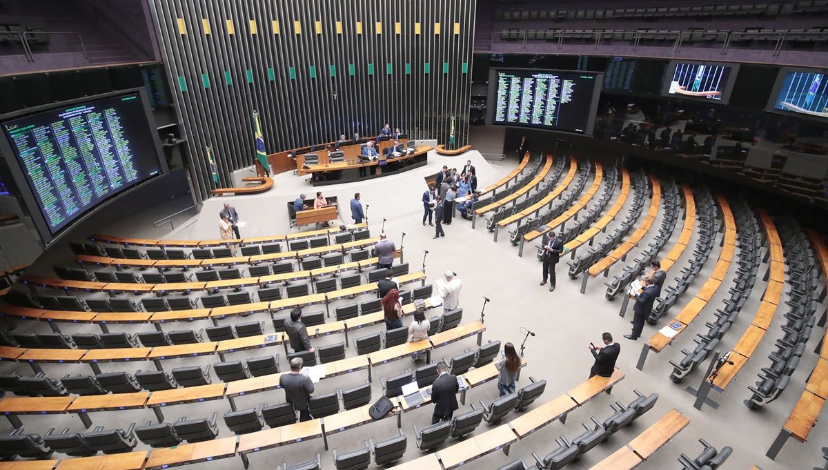 Comissão analisa PECs que propõem semana de 4 dias e carga horária de ...