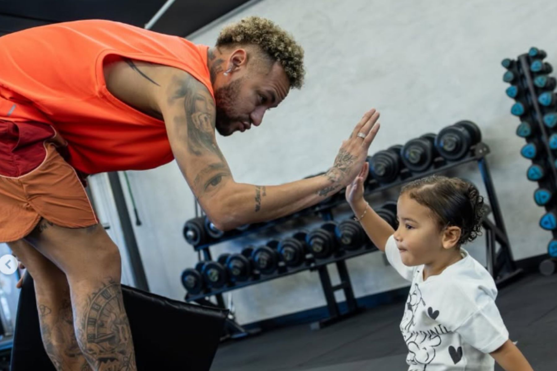 Mavie viraliza em vídeo chamando Neymar de famoso; veja | TMC