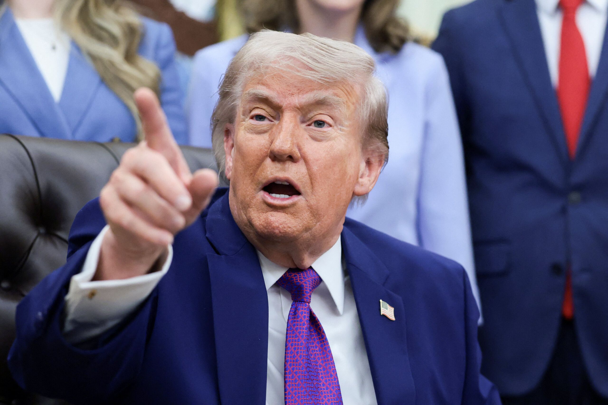 Trump chama jornalista de burra ao defender custo de salão | TMC