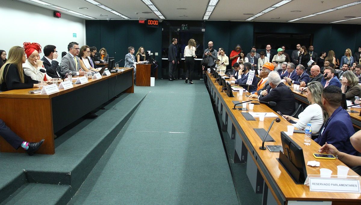 PEC do fim da escala 6x1 tem votação suspensa após pedido de vista | TMC