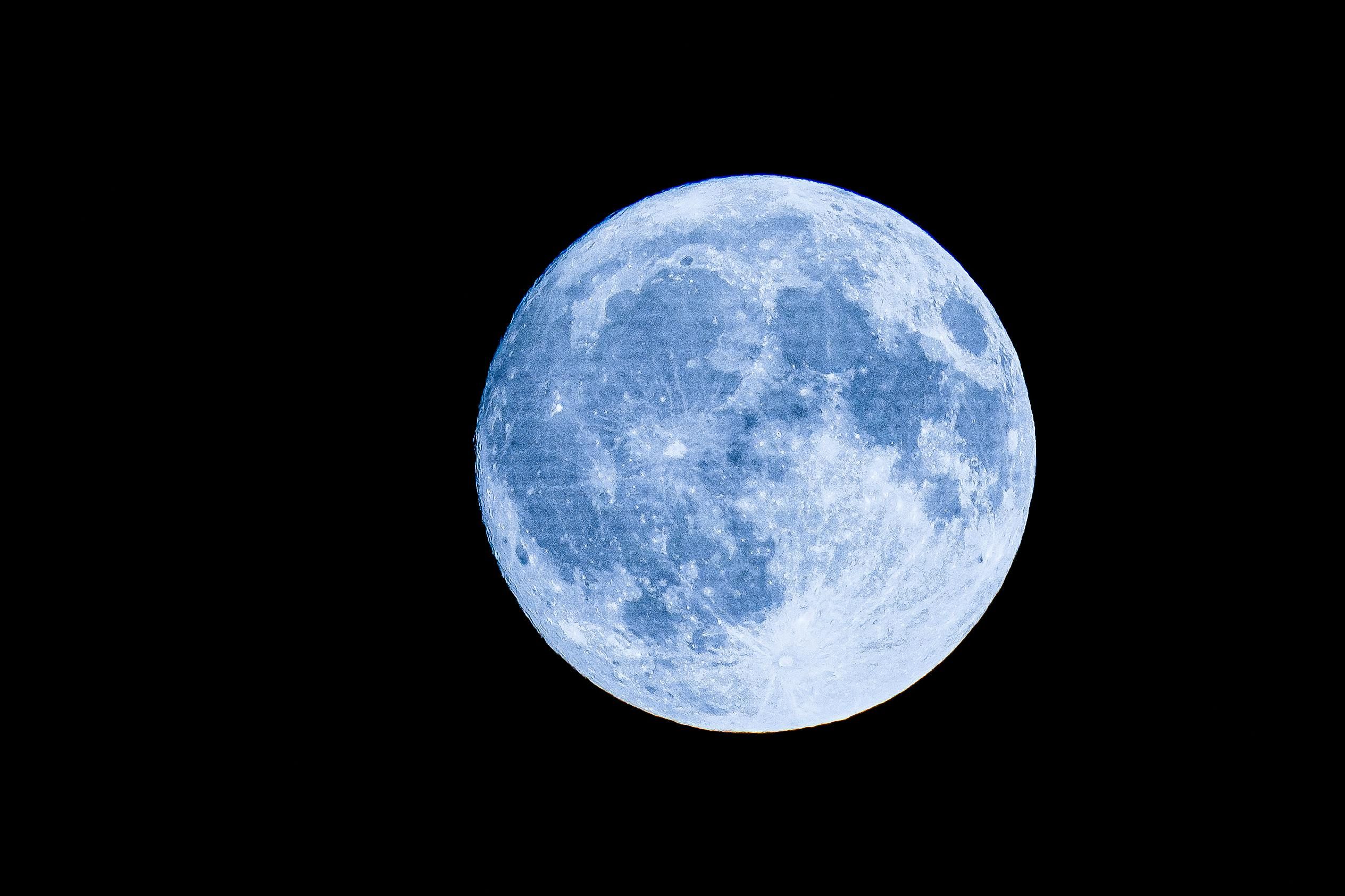 Lua Azul aparece no céu neste domingo; saiba o que esperar | TMC