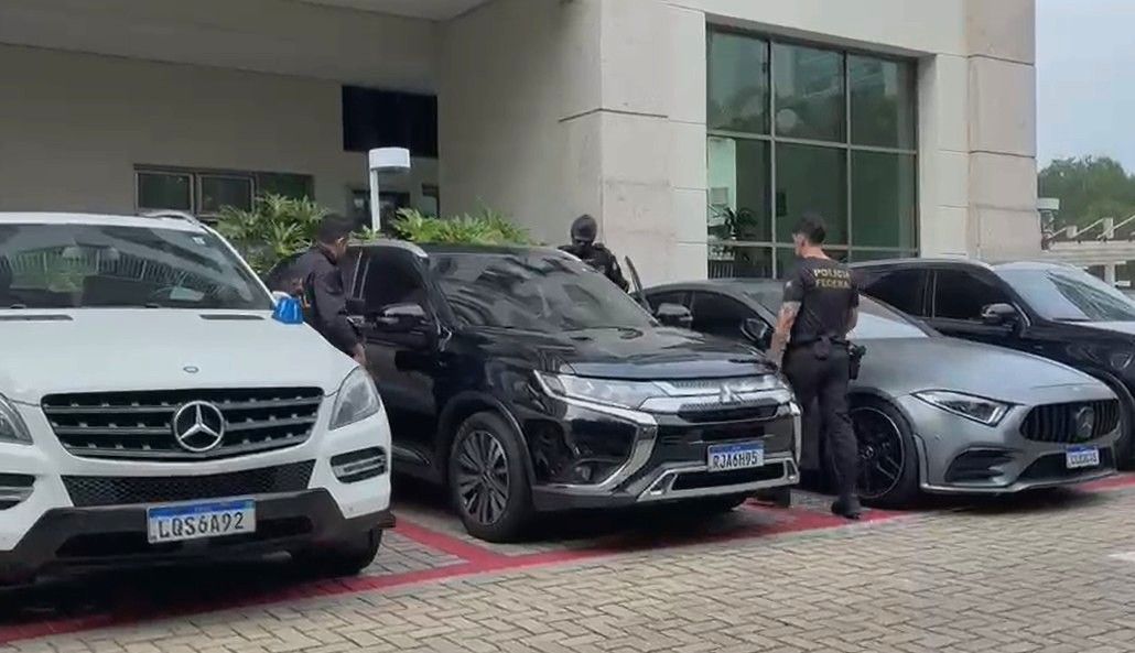 Agentes da Polícia Federal deixam apartamento de Cláudio Castro na ...