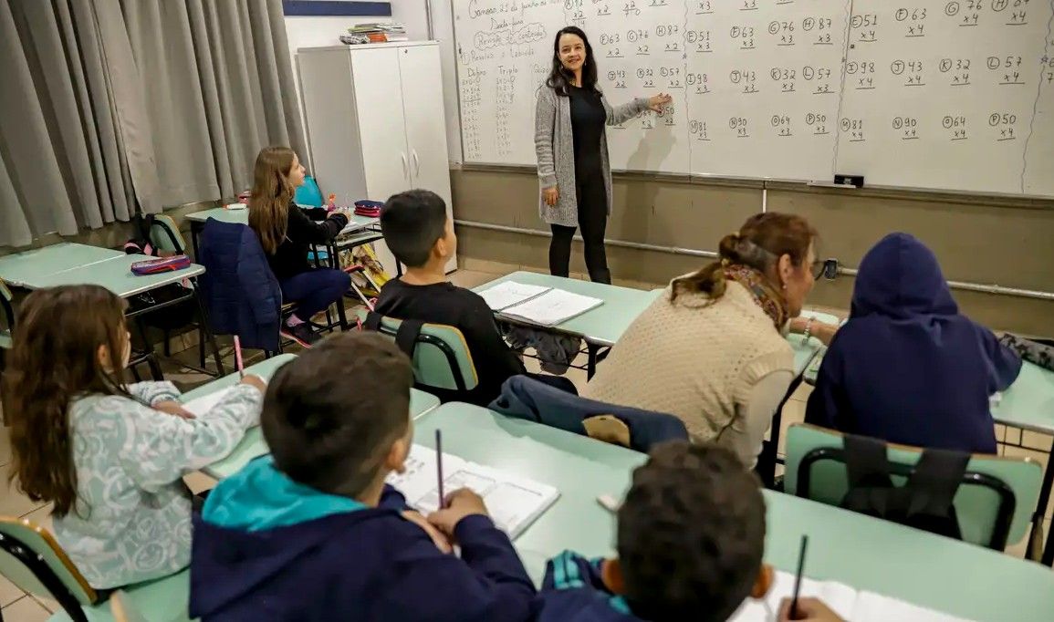 Senado aprova MP que estabelece piso de R$ 5.130 para professores | TMC