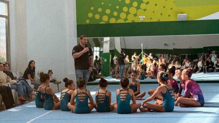 Campeão olímpico Arthur Zanetti inaugura tablado de ginástica do ...