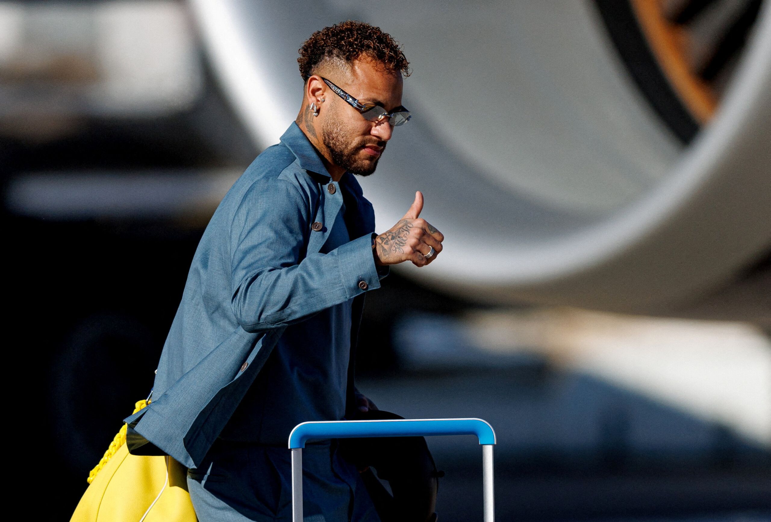 Neymar acompanha vitória do Brasil pela TV e manda recado à Seleção | TMC